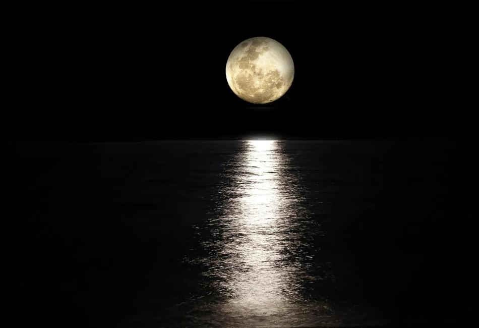 Aaj Chand Kitne Baje Nikalega: जानिए आज चाँद निकलने का समय और इसका महत्व